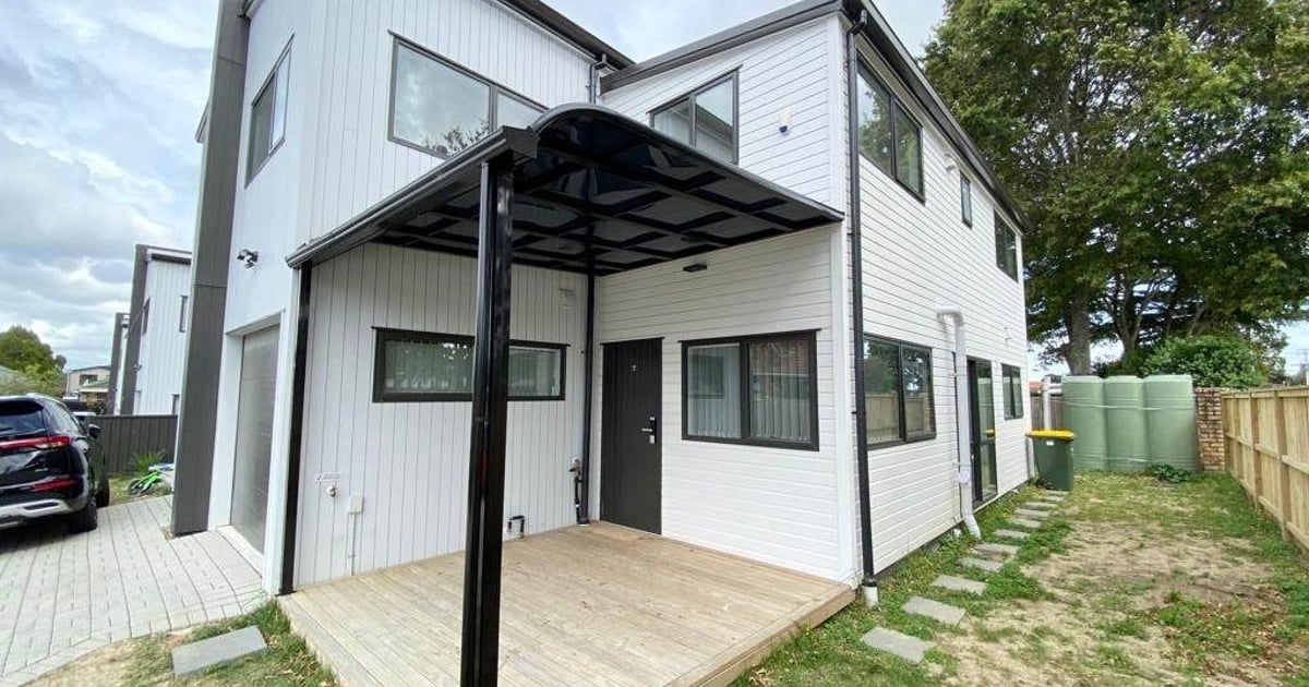 ENJOY THE PERKS OF A CORNER HOUSE WITH EXTRA L... |... – Roomies.co.nz