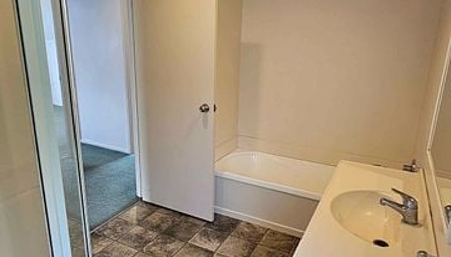 4 Bedroom - Rare to Find, Great Value | 2/244 Alba... – Roomies.co.nz