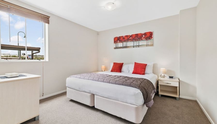 Upmarket 1 Bed by Botany - Fully Furnished, Pool |... – Roomies.co.nz