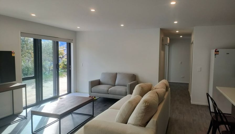 6 Bedroom Boarding House | 12B Humphrey Street, Fra... – Roomies.co.nz