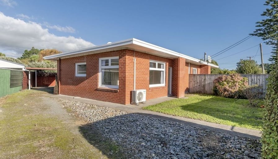 CUTE AND COSY TWO BEDROOM HOME | 6 Te Rauparaha Str... – Roomies.co.nz