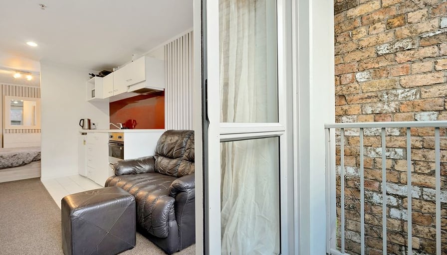Well Presented Studio | 8 Bankside Street, Auckland... – Roomies.co.nz