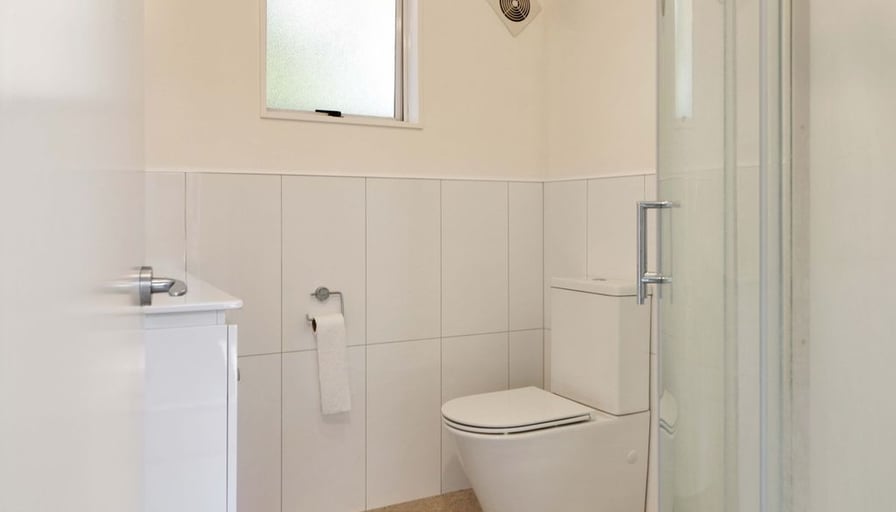 2 Bedroom Warm Quality property in Khandallah, Well... – Roomies.co.nz