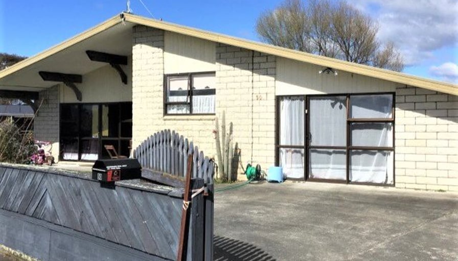 THREE BEDROOMS CLOSE TO SCHOOL | 50 Coley Street, F... – Roomies.co.nz