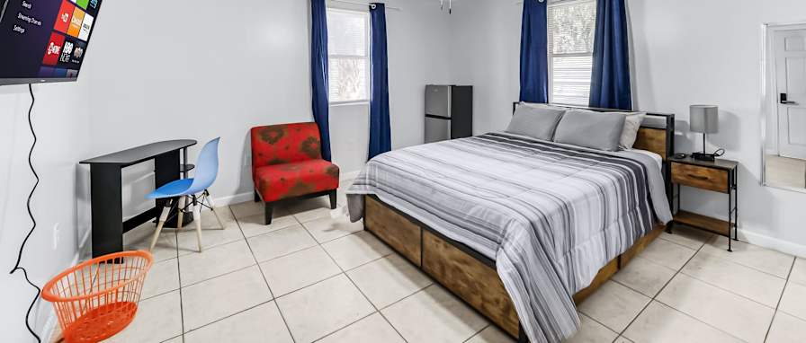 LGBT+ or Gay rooms for rent – Roomies.com