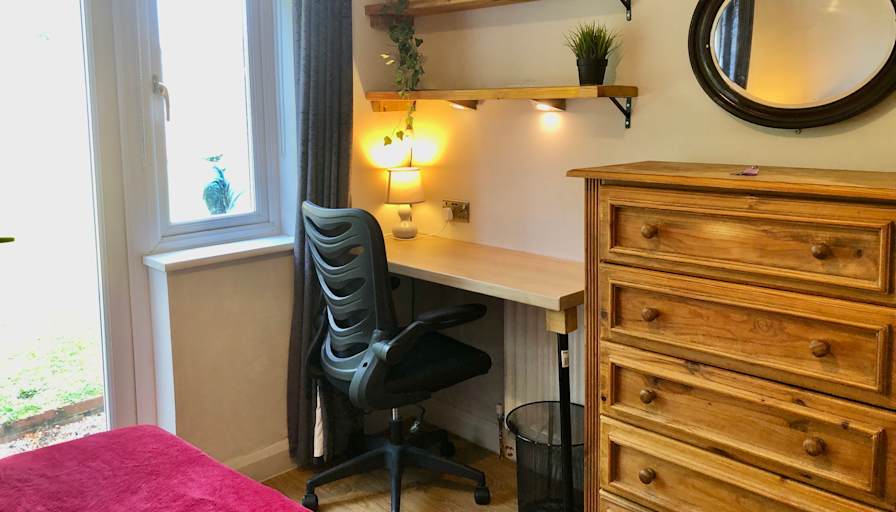 Furnished room in a house | Cleeve Road, Leatherhea... – Roomies.co.uk