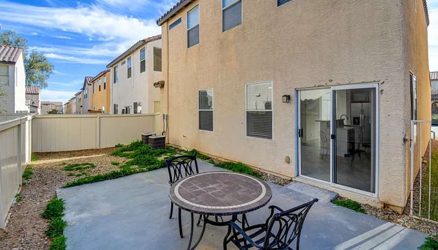 Unfurnished room with own bathroom in a house | Santo... – Roomies.com