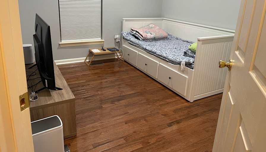 Private room to rent in share house | Lucky Leaf Circ... – Roomies.com