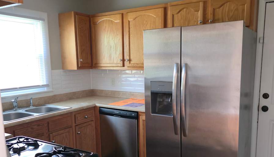 Private room to rent in share house | Gerrard Avenue,... – Roomies.com