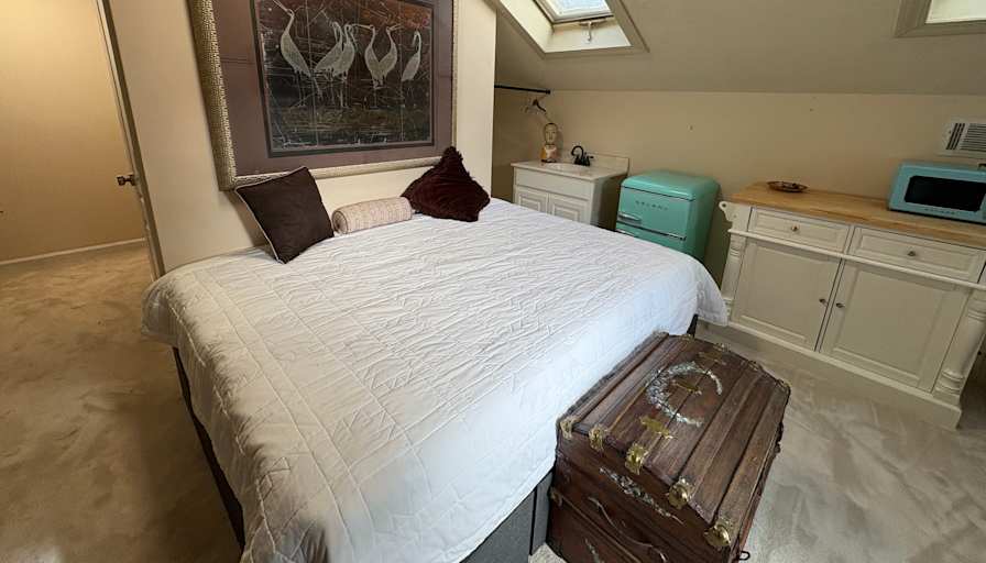 Furnished room with ensuite in a studio | Charleston,... – Roomies.com