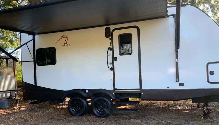 Unfurnished room with own bathroom in a trailer | Lee... – Roomies.com