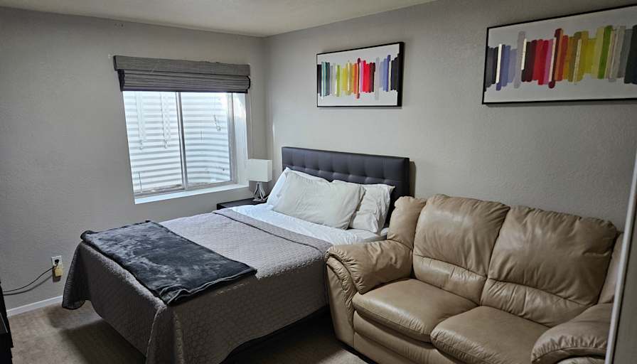 Furnished room with own bathroom in a basement | Auro... – Roomies.com