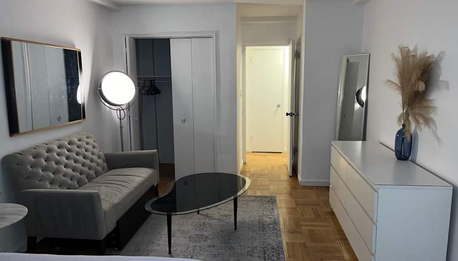 Furnished room in an apartment | Christopher Street,... – Roomies.com