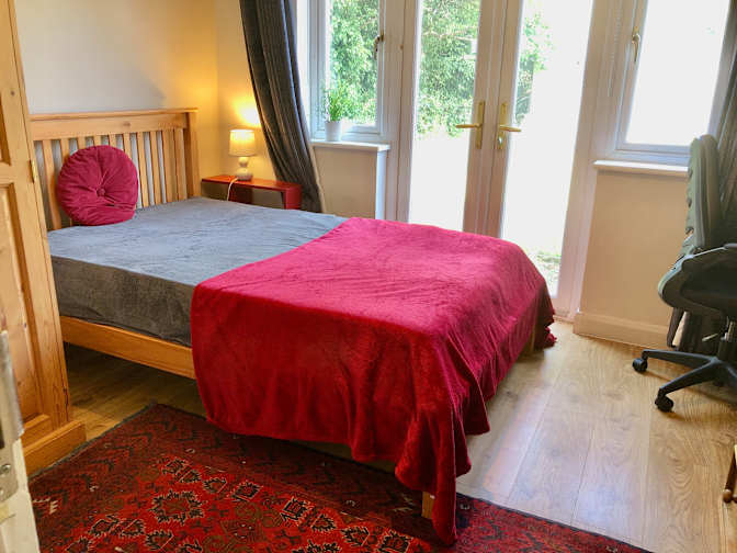 Furnished room in a house | Cleeve Road, Leatherhea... – Roomies.co.uk