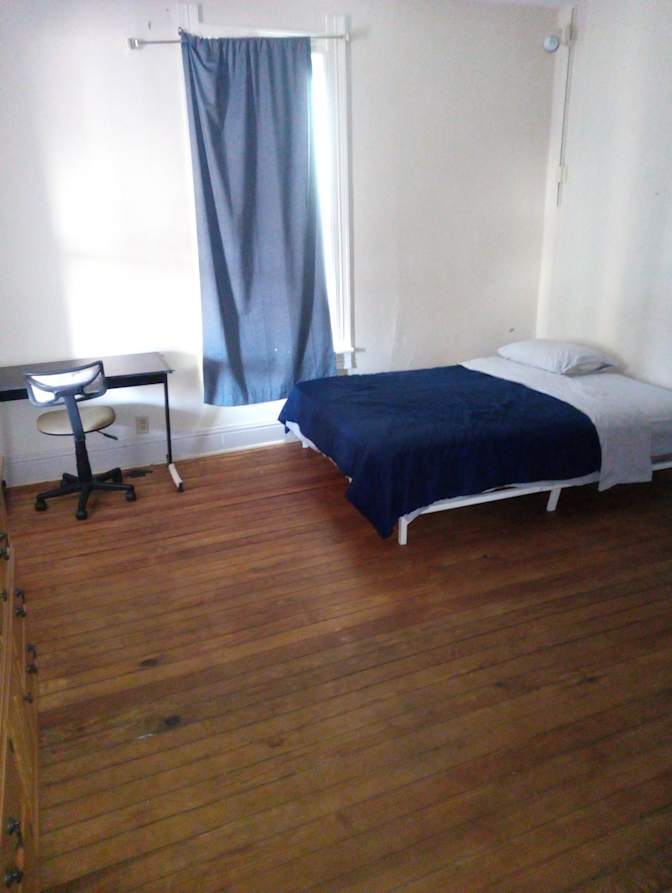 Furnished room with own bathroom in a house | Bloomin... – Roomies.com