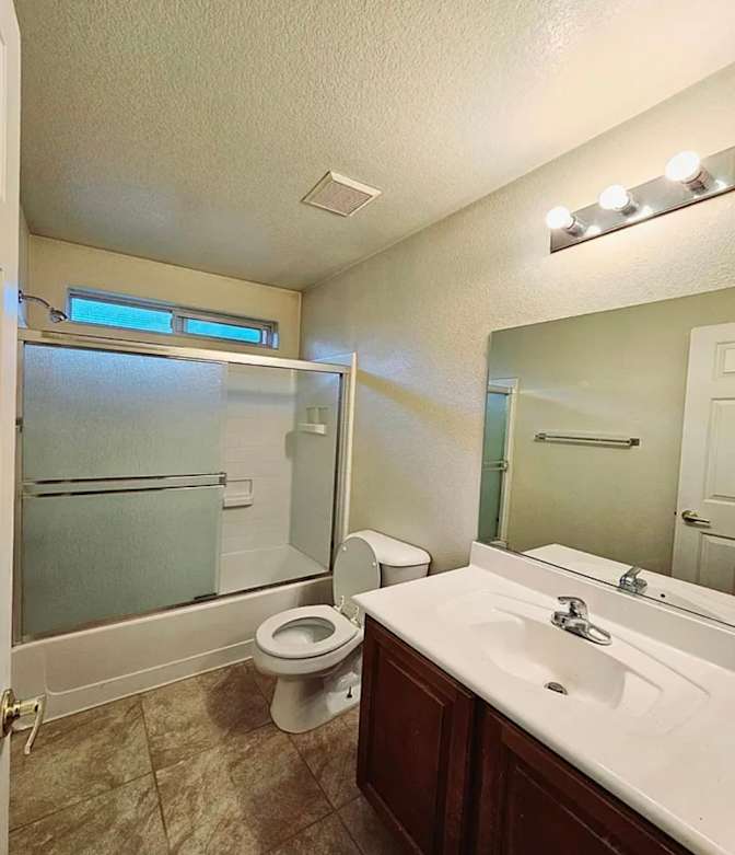 Furnished room with own bathroom in a townhouse | Las... – Roomies.com