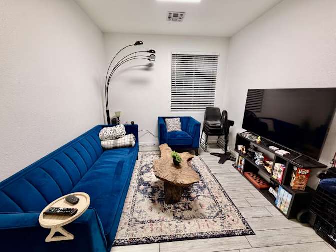 Furnished room with own bathroom in a condo | Beale S... – Roomies.com