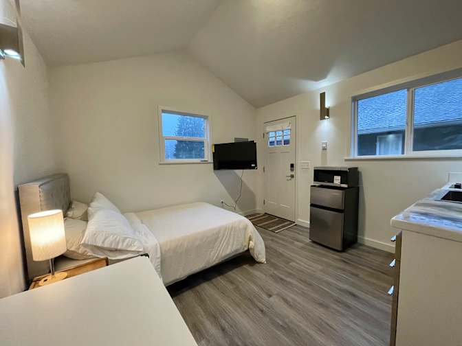 Furnished studio with 1 bedroom and 1 bathroom | Univ... – Roomies.com