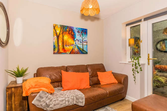 Furnished room in a house | Cleeve Road, Leatherhea... – Roomies.co.uk