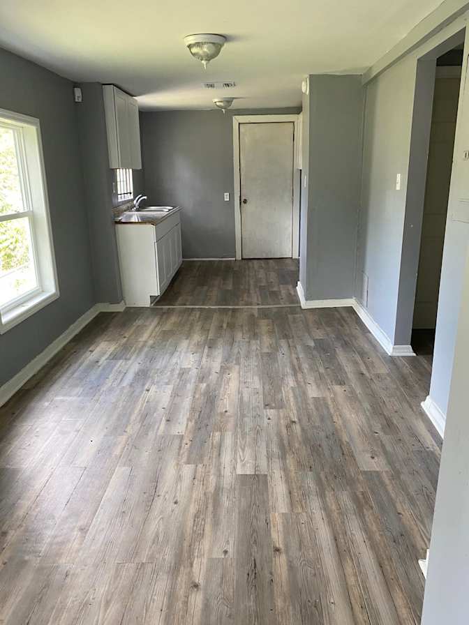 Furnished room with own bathroom in a house | Blue Av... – Roomies.com