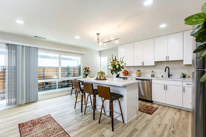 Furnished room with own bathroom in an apartment | Sh... – Roomies.com