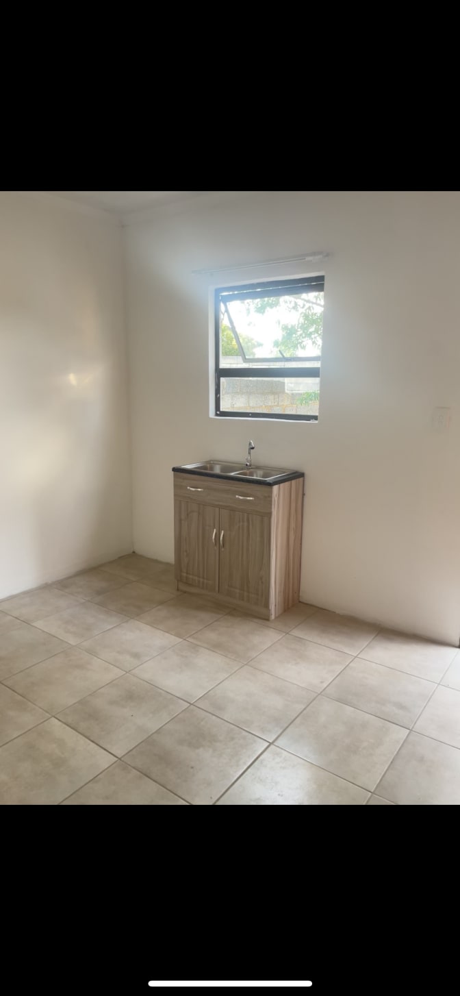 Shared unfurnished room with own bathroom in a hous... – Roomies.co.za