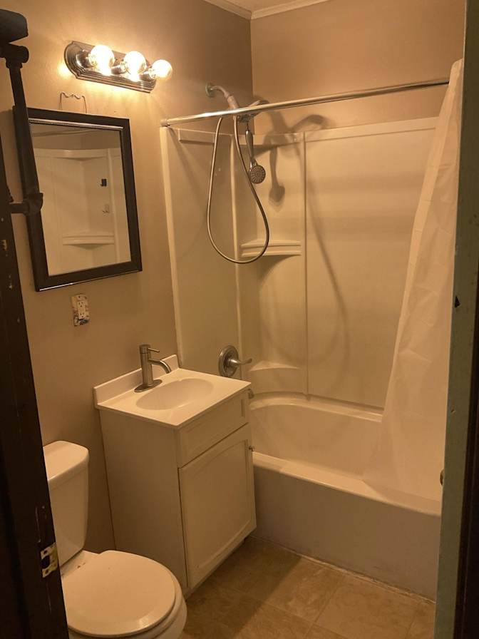 Unfurnished room in a house | North Logan Avenue, Min... – Roomies.com