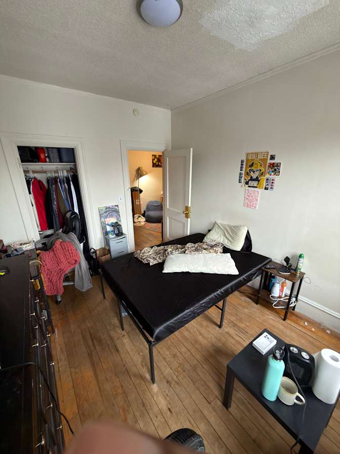 Furnished room in an apartment | Glenville Avenue, Al... – Roomies.com
