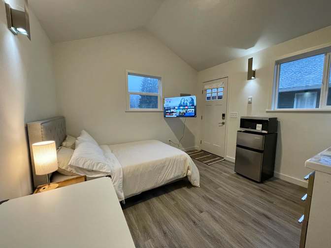 Furnished studio with 1 bedroom and 1 bathroom | Univ... – Roomies.com