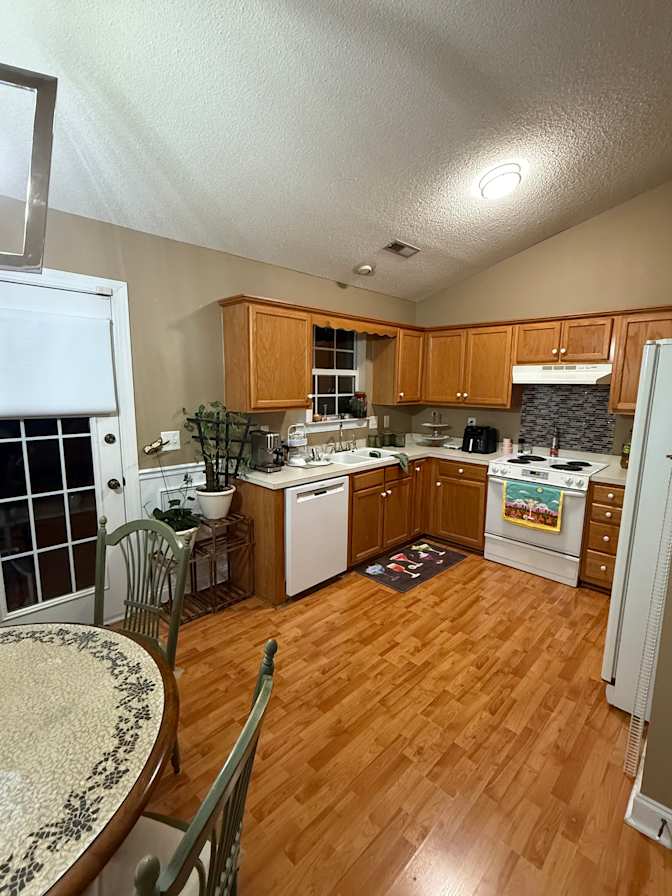 Furnished room in a house | Providence Way, Summervil... – Roomies.com