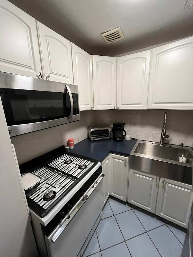 Furnished room in an apartment | Christopher Street,... – Roomies.com